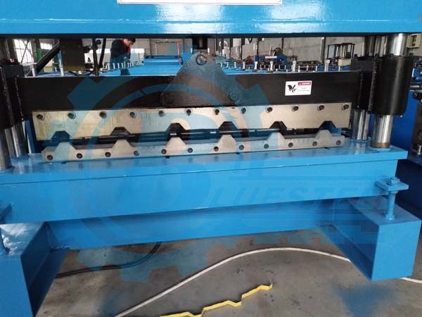 Quality Galvanized Steel Trapezoidal Roofing Roll Forming Machine With Hydraulic for sale