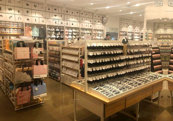 Quality TUV Approval HongChuang Iron And Wood Shelves For Boutique,Display Metal Rack for sale