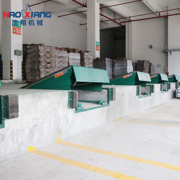 Quality Hydraulic Dock Leveler Load And Unload Goods Green 220V for sale