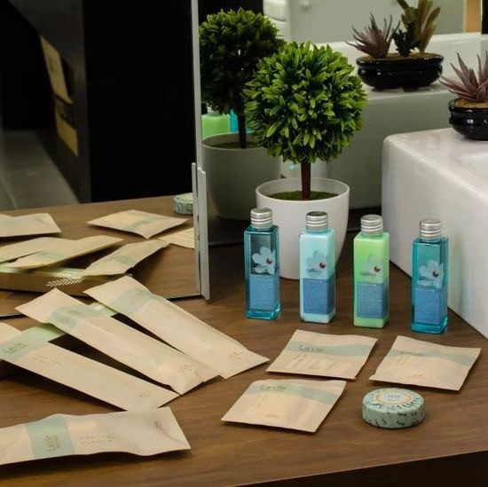 Quality Luxury Disposable Hotel Bathroom Amenities Sets With Shampoo for sale