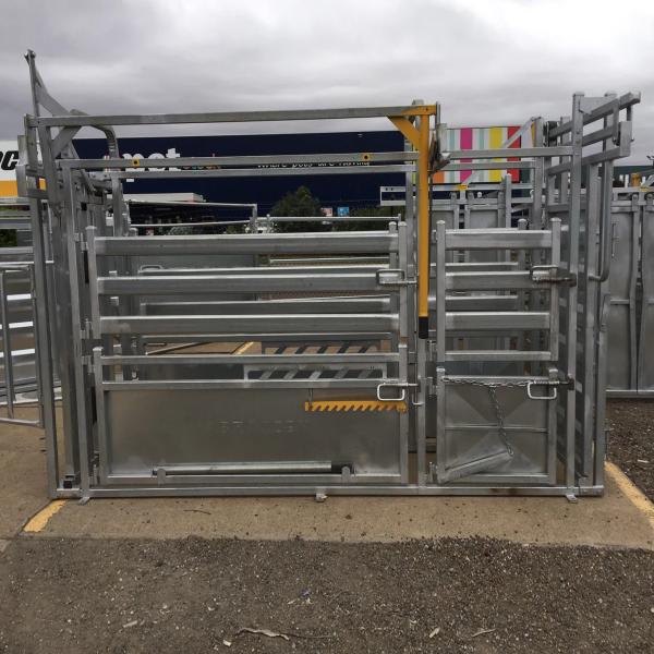 Quality 2.7m Height 3.5m Width Cattle Crushes Set Ranches And Farms for sale
