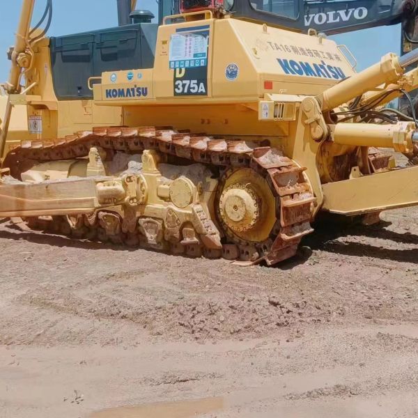 Quality Used KOMATS D375A Bulldozer with 23m3 Dozing Capacity and 72000 KG Machine Weight for sale