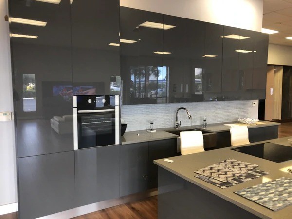 Quality Waterproof Fireproof Modern Style Customized Wooden Kitchen Cabinet with Blum for sale