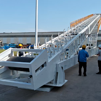Quality Mobile Crawler Ship Loader Conveyor For Bulk Material Port Loading Unloading for sale