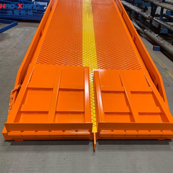 Quality Pneumatic Tire 12T Folding Ramp For Efficient Loading At Distribution Centers for sale