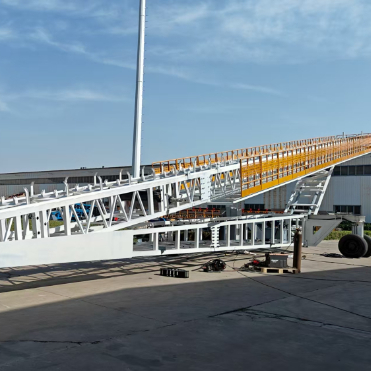 Quality Mobile Crawler Ship Loader Conveyor For Bulk Material Port Loading Unloading for sale