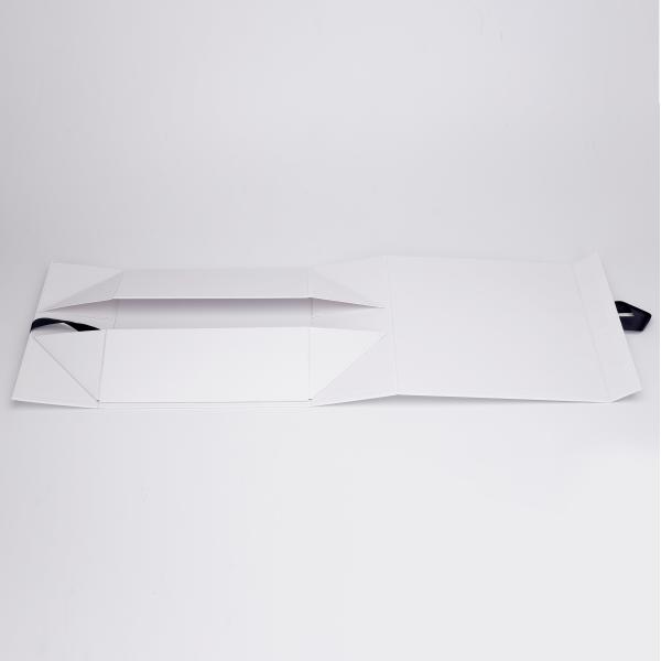 Quality Folding Magnetic 185g fancy paper White Packaging Box For Apparel for sale
