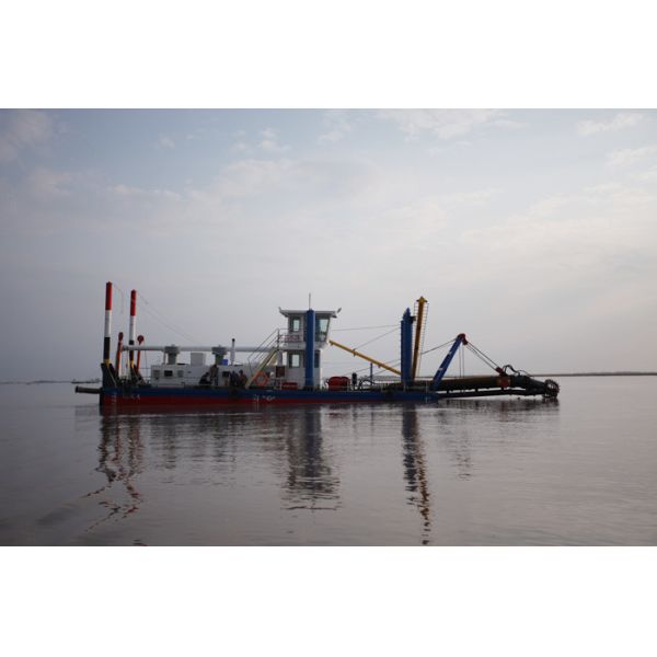 Quality 200 Cbm/H Hydraulic Mud Dredging Ship 16kw Red Color Used For River Dredging for sale