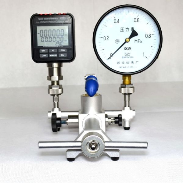 Quality ISO Certified Manual Air Pressure Calibration Pump for Industrial Applications for sale