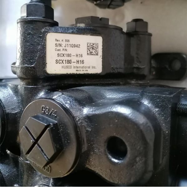 Quality SCX180 Excavator hydraulic distribution valve , 60015195 Multi Way Valve for sale