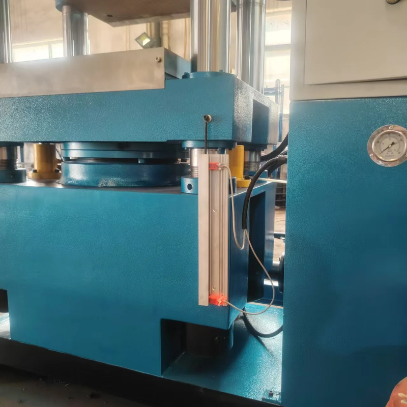 Four-column type vulcanizing machine with two working layers