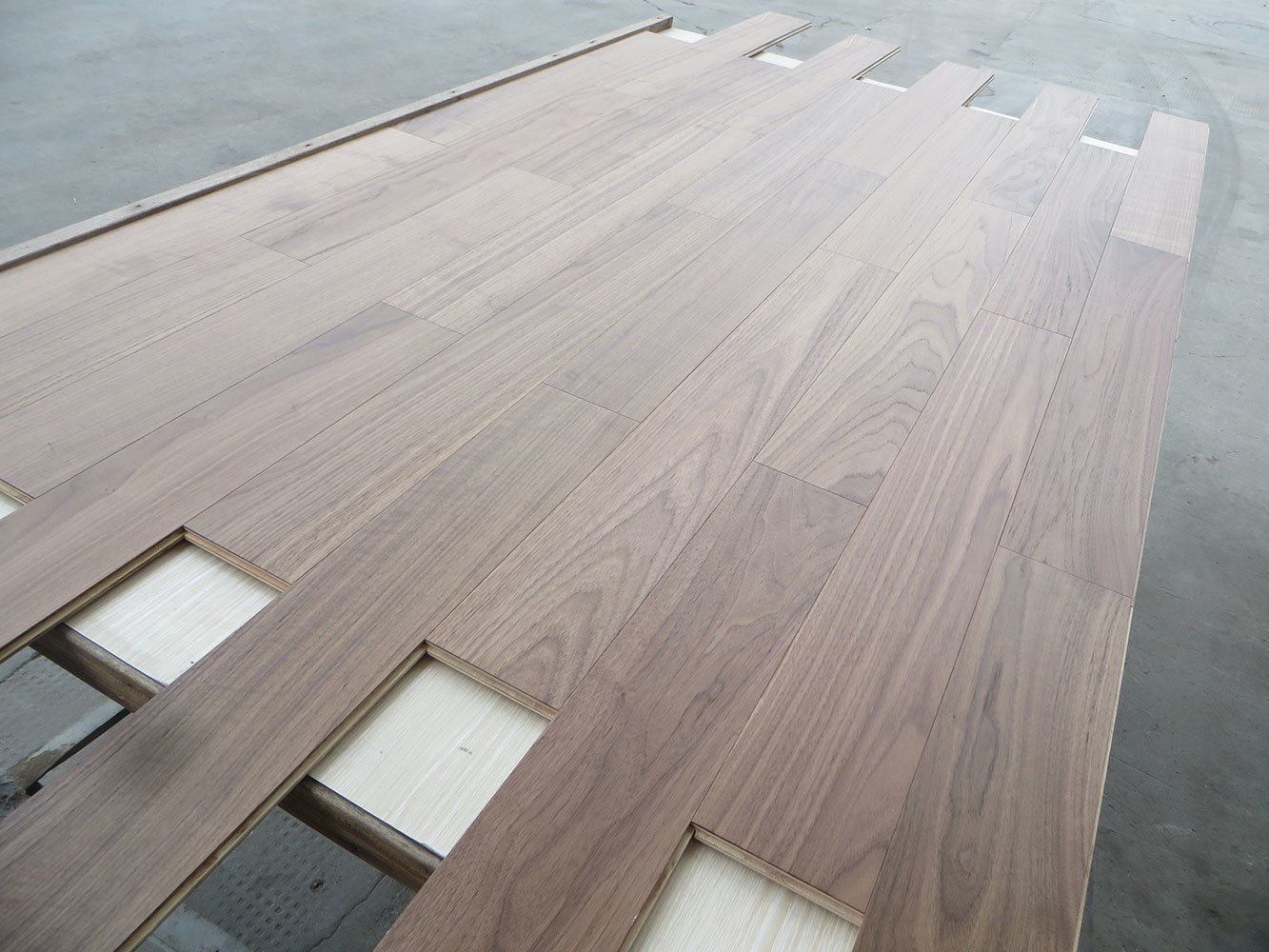 Quality slight brushed American walnut engineered wood flooring, natural lacquer with for sale