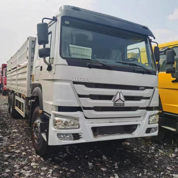 Quality 300-400L Fuel Tank Capacity Transporting Trucks For Long Distance Transport for sale