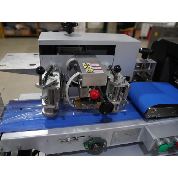 Quality KN95 Mask Horizontal Flow Pack Machine Disposable Tableware Pillow Pouch Machine for sale