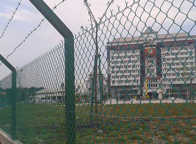 pvc-chain-link-fence-green-belt