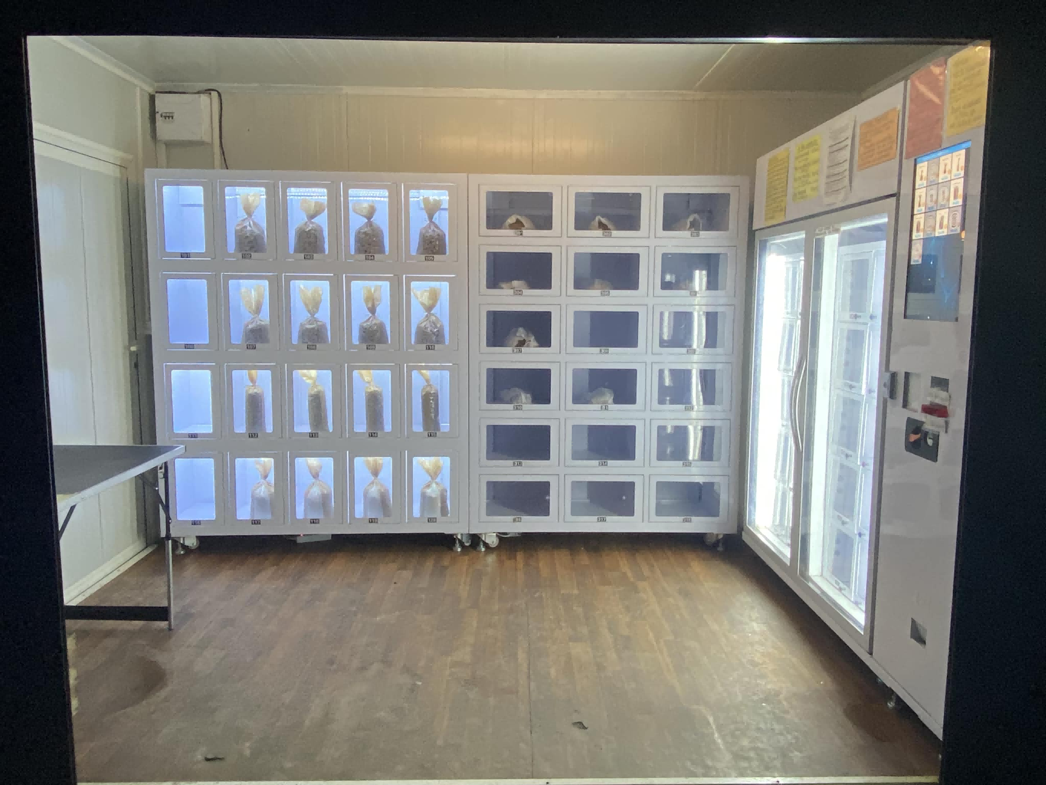Self-Service Bakery Shop Combo Bread Vending Machine with Cooling System Customizable Lockers