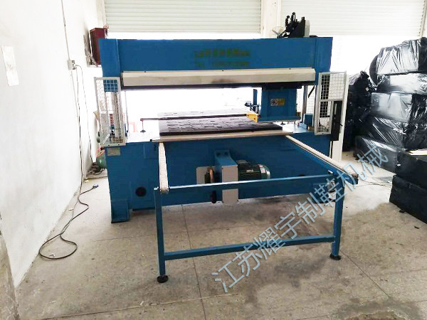 Quality Four Column Hydraulic Traveling Head Cutting Machine For Single / Multi Layer Sheet for sale