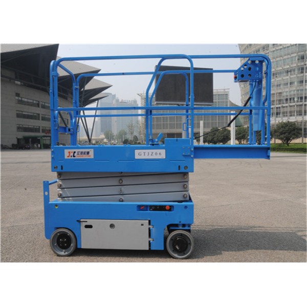 Quality Engine Powered  Indoor Scissor Lift 4 Wheel Drive Self Leveling For Constuction for sale