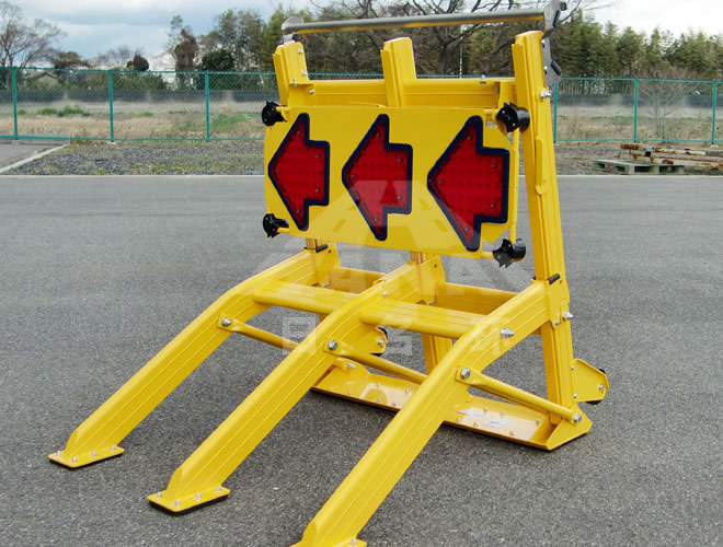 Quality 20kg Foldable Mobile Vehicle Barrier with High-Visibility Yellow for Traffic Safety for sale
