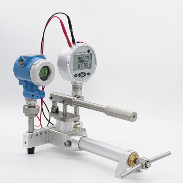 Quality High Precision Portable Multifunction Calibrator 70Mpa Digital Pressure Pump for sale