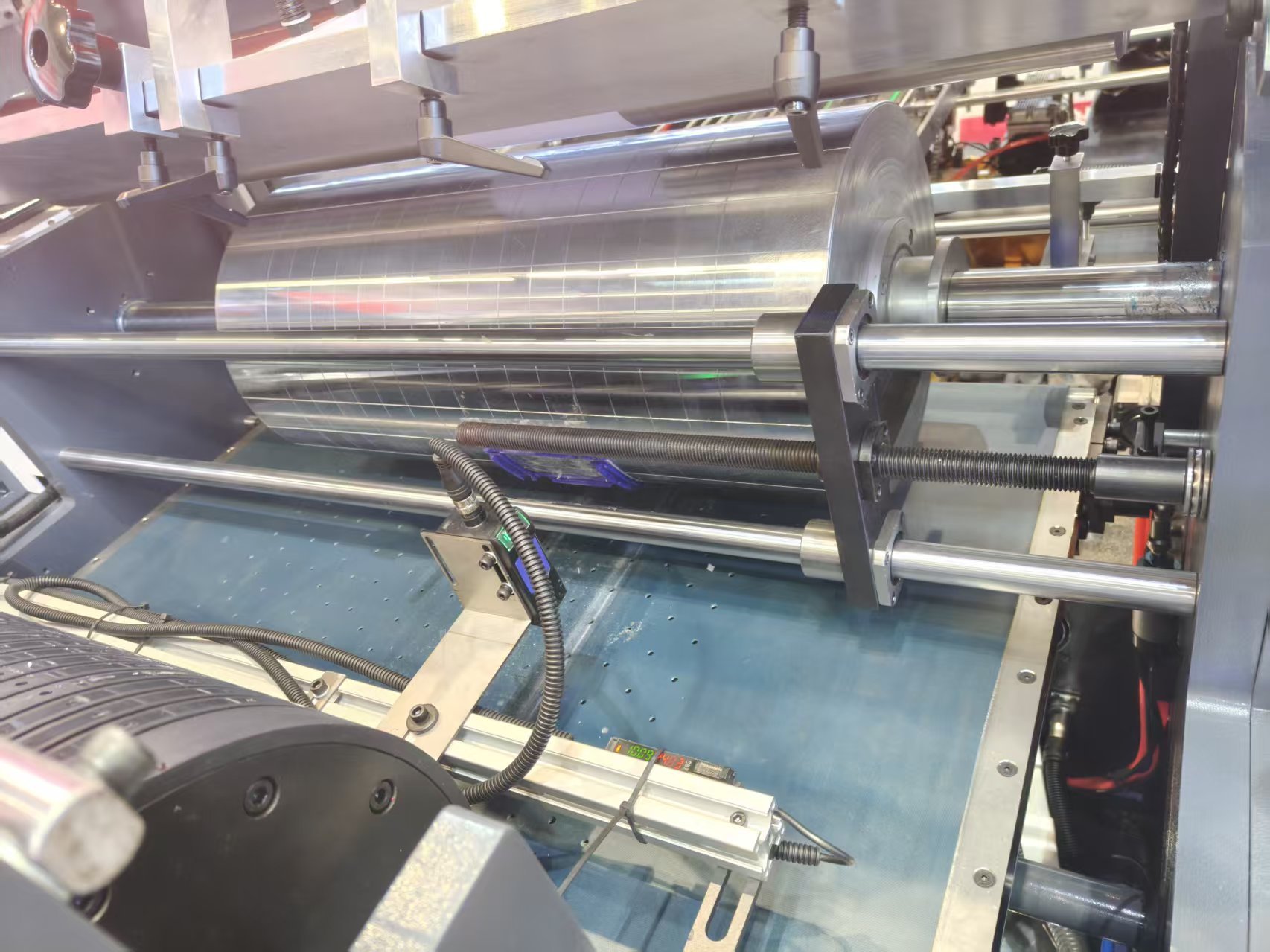 Quality SIINO JIGUO TC-760Q Automatic Servo Windows Patching Machine With Corner Cutting for sale