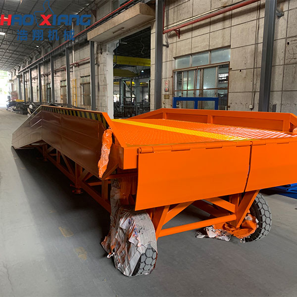 Quality Pneumatic Tire 12T Folding Ramp For Efficient Loading At Distribution Centers for sale