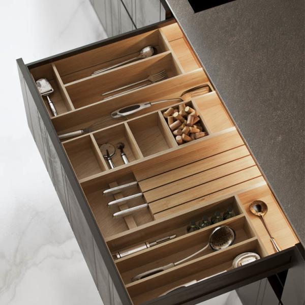 Quality Modern Wood Lacquer E1 Modular Kitchen Cabinets Quartz Countertop for sale