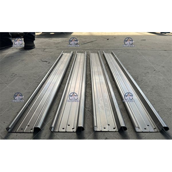 Quality 100mm sandwich rolling shutter door roll forming machine in Saudi Arabia olling for sale