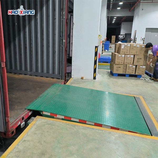 Quality Adjustable Hydraulic Dock Leveler Container Truck Dock Ramps for sale