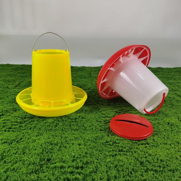 Quality Modern Plastic Poultry Feeder Easy To Clean Chicken Feed Dispenser Freestanding Cylinder for sale