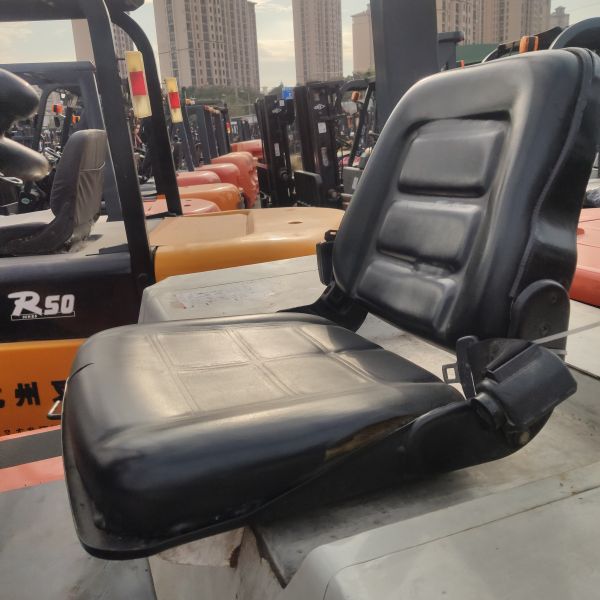 Quality Second Hand 5 Tons Forklift with Heli Isuzu Engine Rated Lifting Capacity 3 Tons for sale