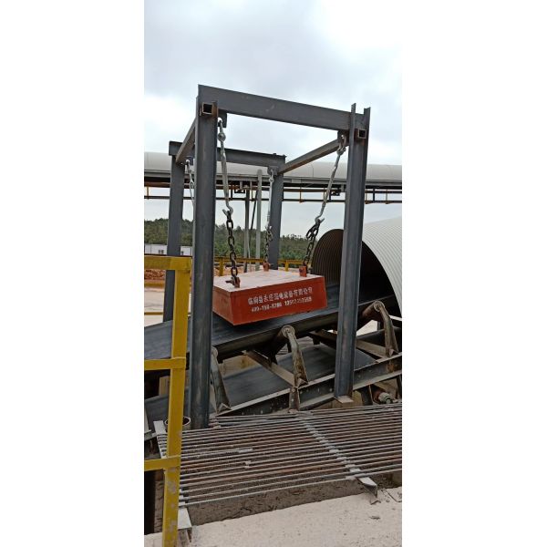 Quality Dry Magnetic Separator With Conveying Equipment Iron Removal For Cement Metallurgy for sale