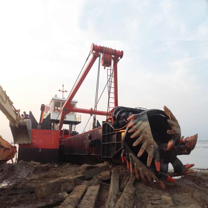 6000m³ dredger in operation at sea