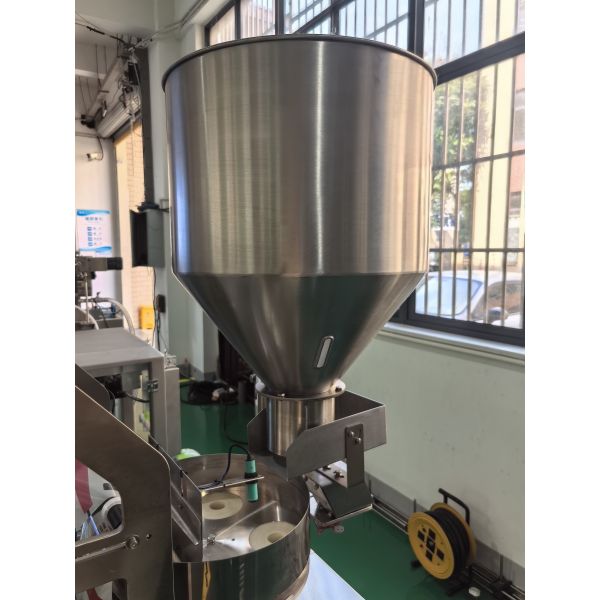 Quality Automatic Granule Food Packaging Machine for Triangle Sachet Candy 400 KG for sale