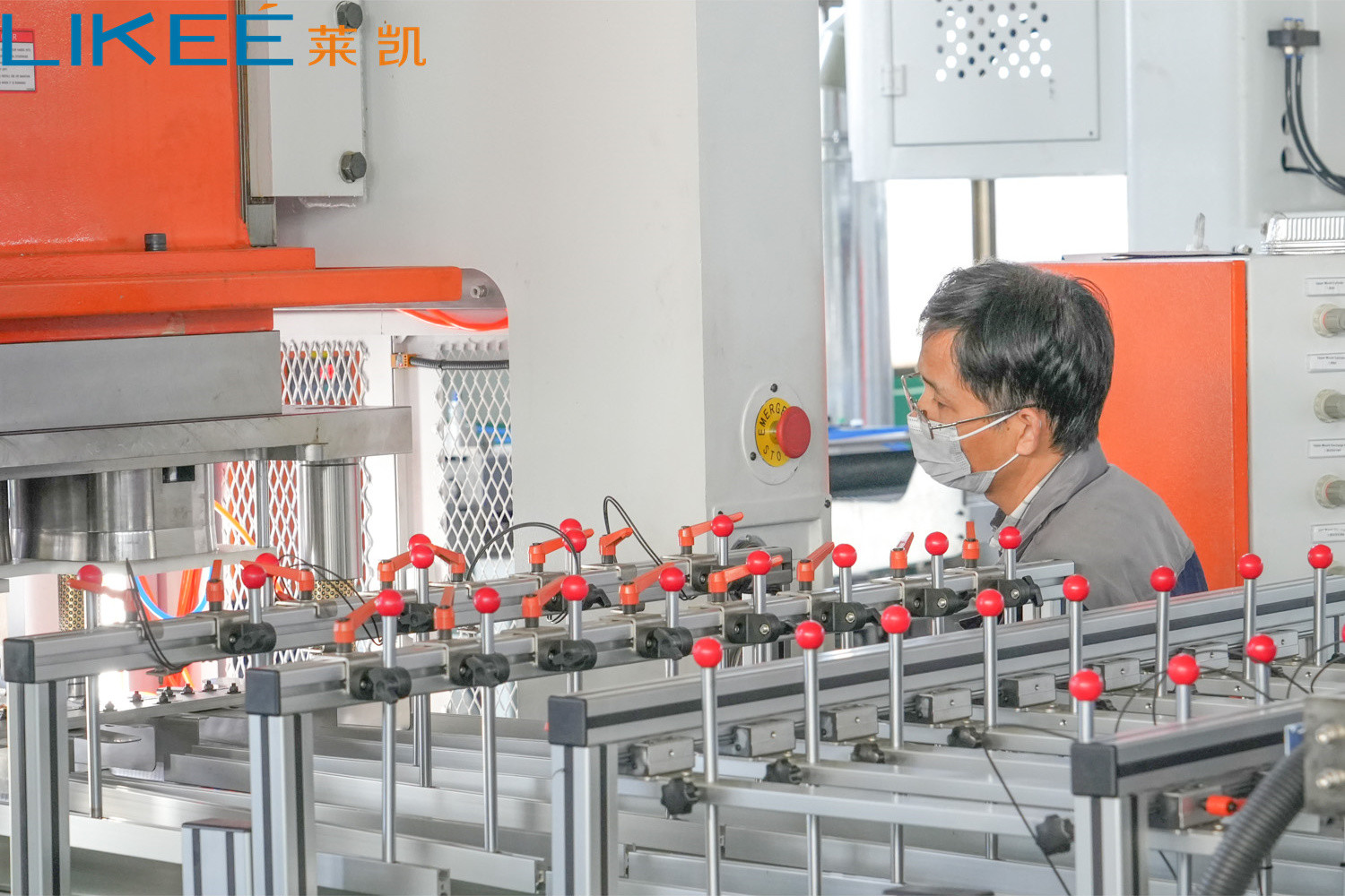 Quality H Frame Aluminum Foil Box Container Making Machine With Mitsubishi PLC for sale