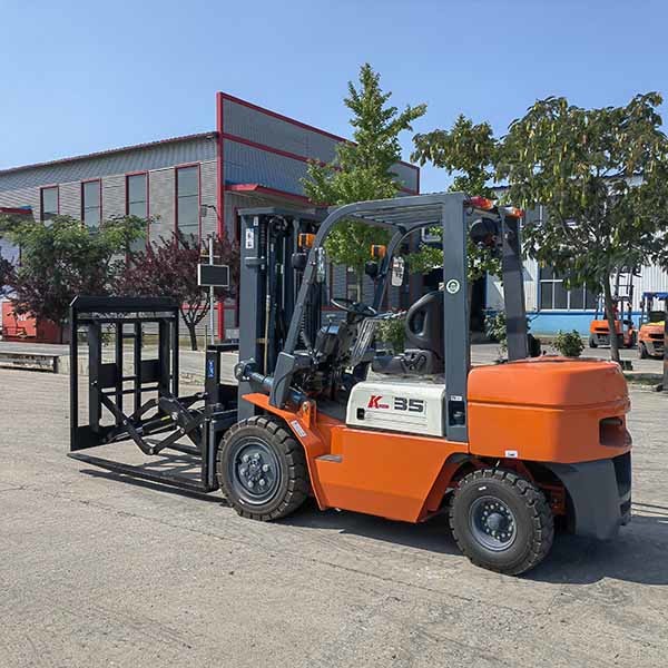 Quality 3000kgs Diesel Counterbalance Triplex Mast With Pull And Push Attachment for sale