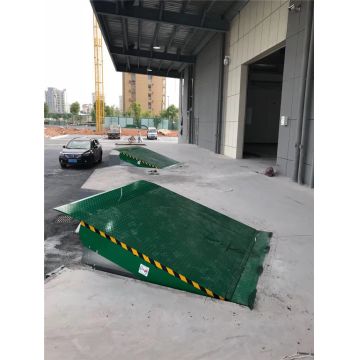 Quality 10T Hydraulic Dock Levelers With Dock Door In The Warehouse Or Logistic House for sale