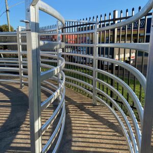 Quality Length 2.1m Hot Dipped Galvanized Livestock Fencing For Farm Metal Fence for sale