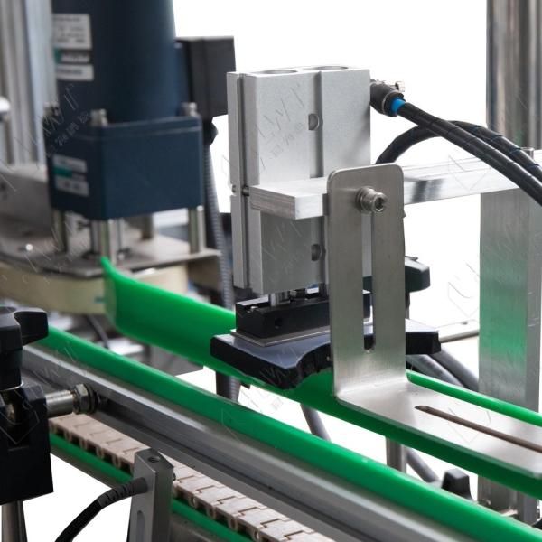 Quality Automatic Plane Automatic Labeling Machine For Egg Carton for sale