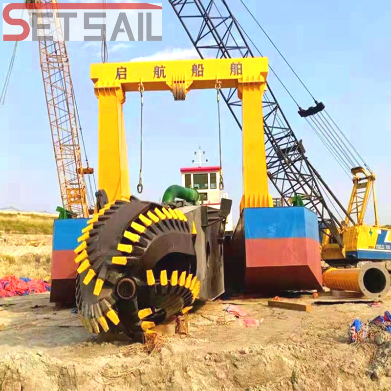 Capacity 700m3 Water Flow 3500m3 18 Inch Cutter Suction Dredger