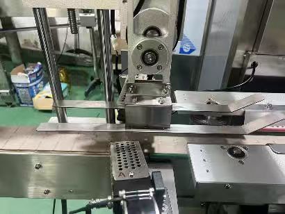 Quality 3600 pcs/Hour 2.5KW Automatic Bottle Shrinking Machine with Sleeve Labeling for sale