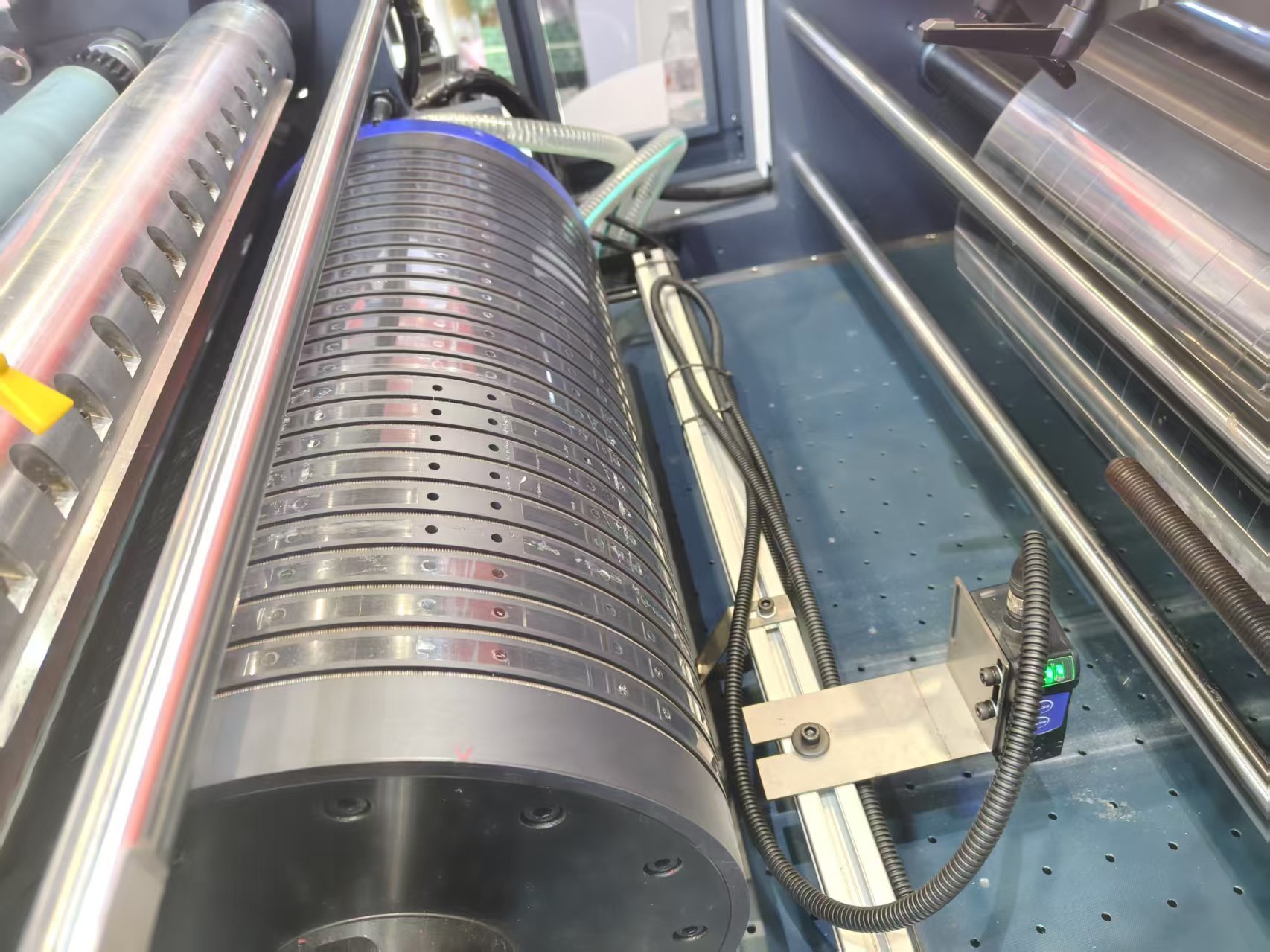 Quality SIINO JIGUO TC-760Q Automatic Servo Windows Patching Machine With Corner Cutting for sale
