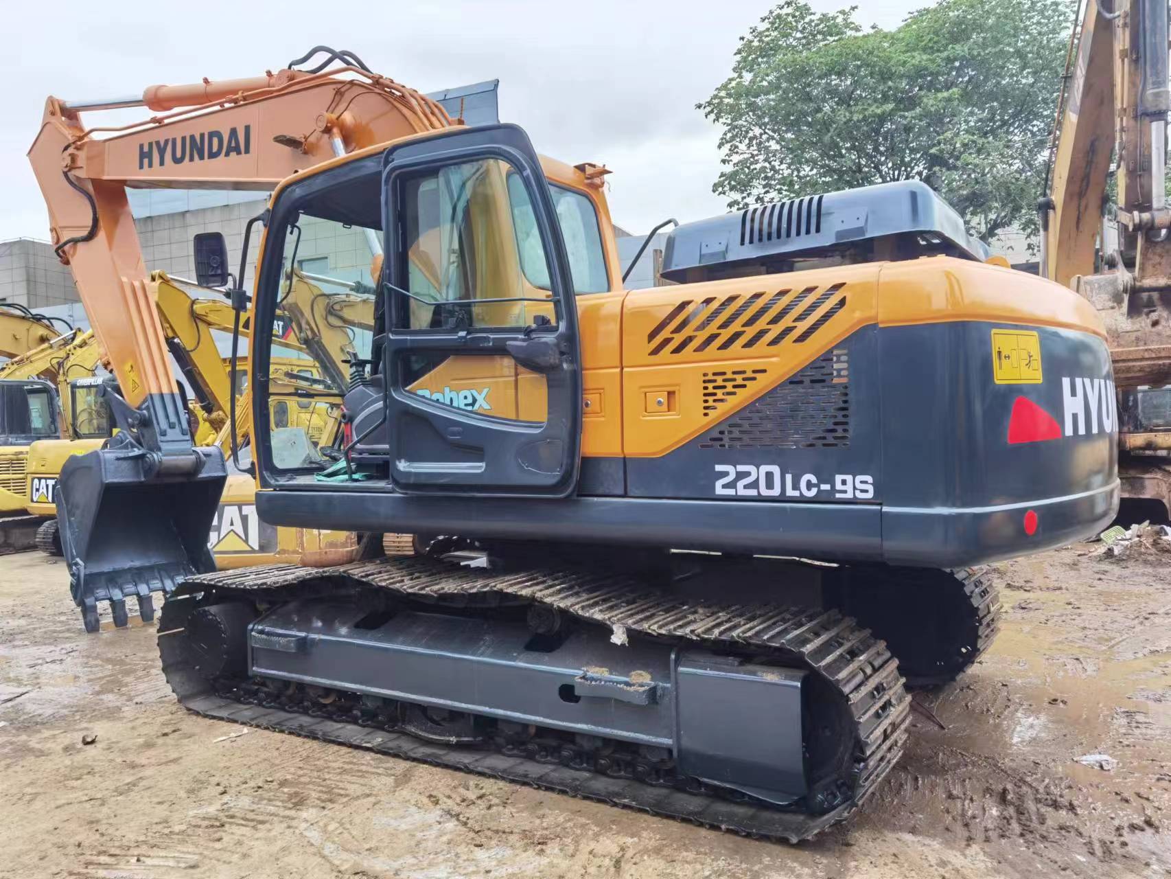 Manufactured Secondhand R220-9s Crawler Excavator Used Backhoe Excavator Hyundai on Sale