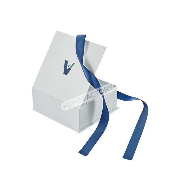 Quality Durable White Gift Boxes With Magnetic Lids Jewelry Packaging Box for sale