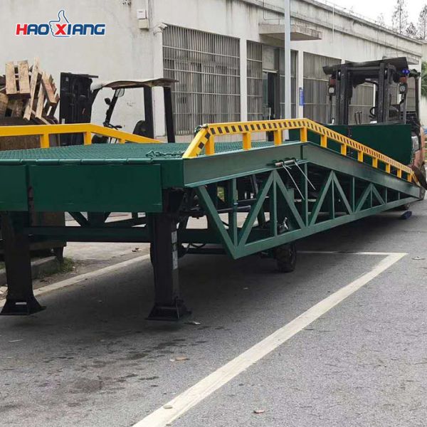 Quality Logistics Center Portable Forklift Ramp 10T Hydraulic Ramp For Container Unloading for sale