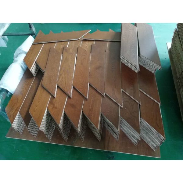 Quality Chevron Engineered Oak Flooring With Different Stains 300-1000MM Length for sale