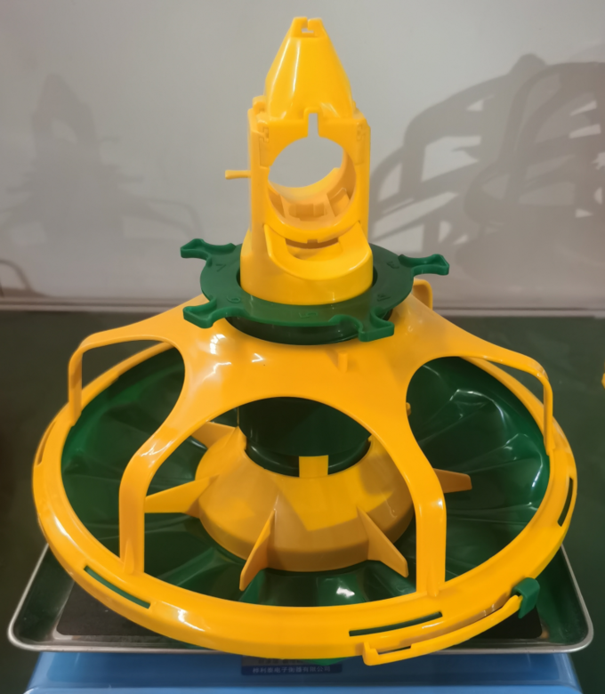 2.5 Quarts Round Poultry Food Dish 8
