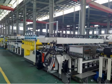 Quality 1400 / 1800mm PP Hollow Grid Board Machine PP Plastic Processing Hollow Board for sale