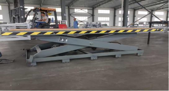 Quality Lift Height 2.2KW Small Hydraulic Elevator Table Type 1800mm for sale