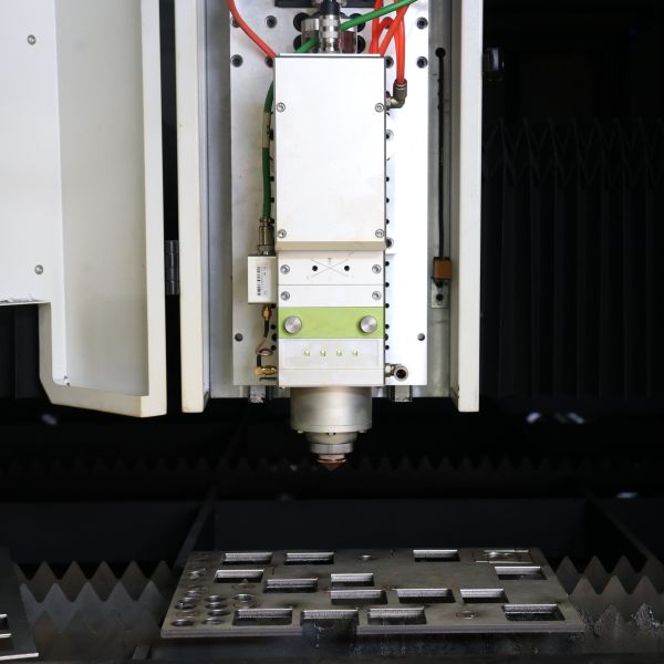 Quality 4020 2000W High Precision Fiber Laser Cutting Machine With Raytools Laser Head for sale